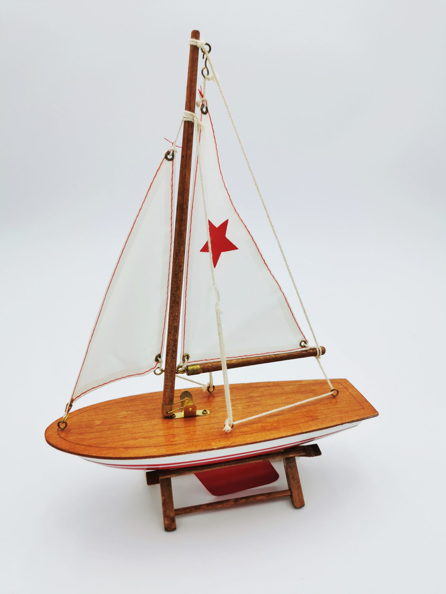 Maqueta Artesana de Velero Flotante con Quilla en Metal 30x21x7cm ...