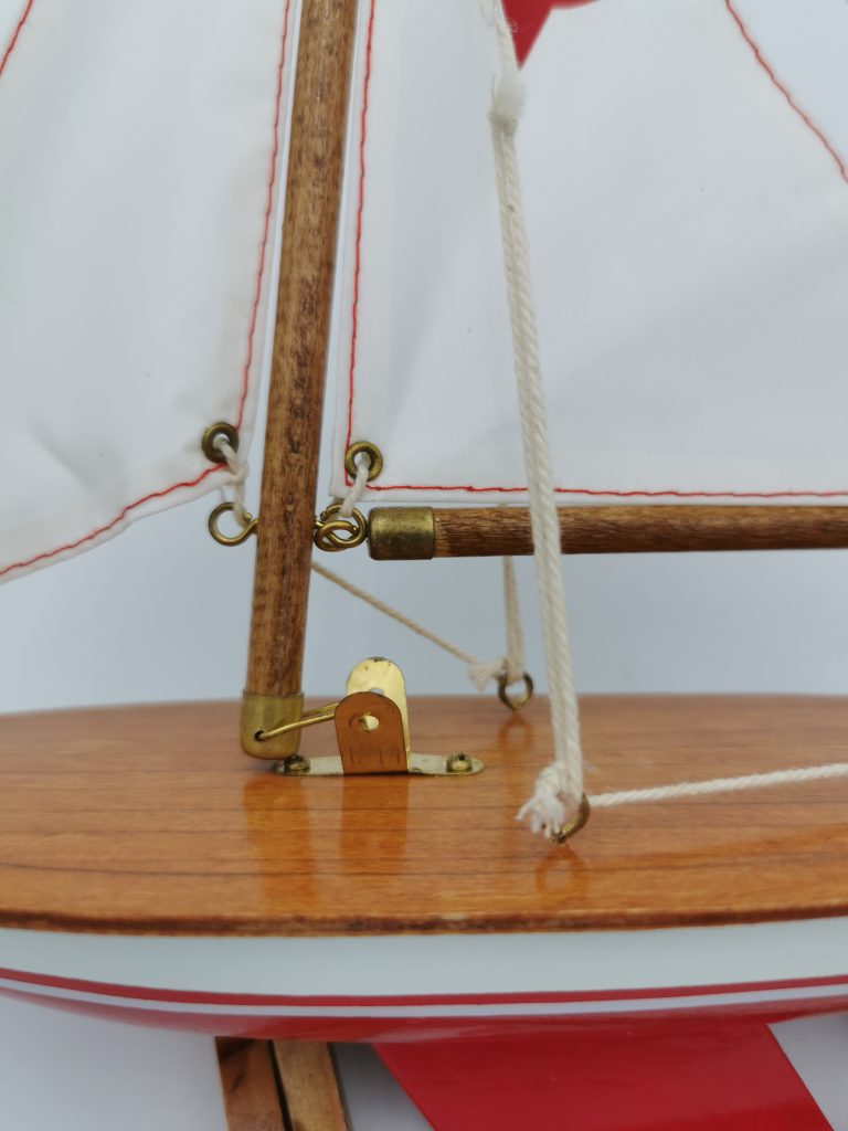 Maqueta Artesana de Velero Flotante con Quilla en Metal 30x21x7cm ...